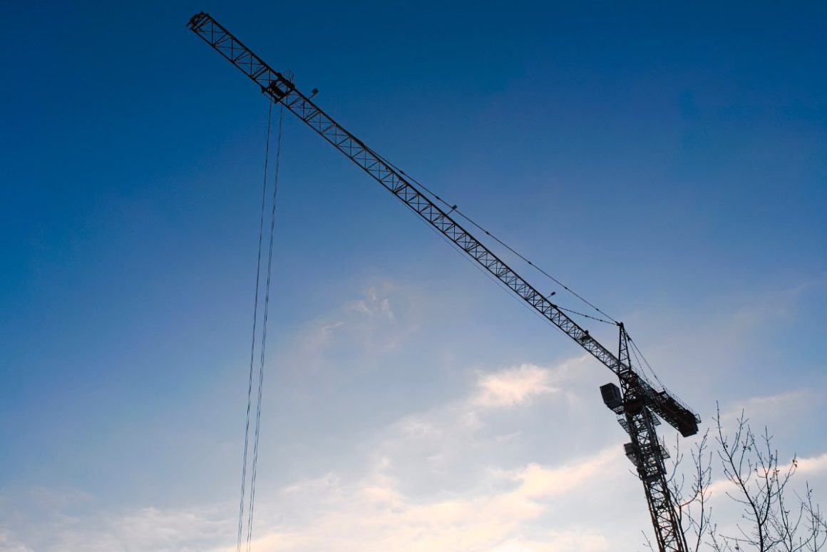 Choisir une grue à tour adaptée à vos besoins - Habitat et Batiment